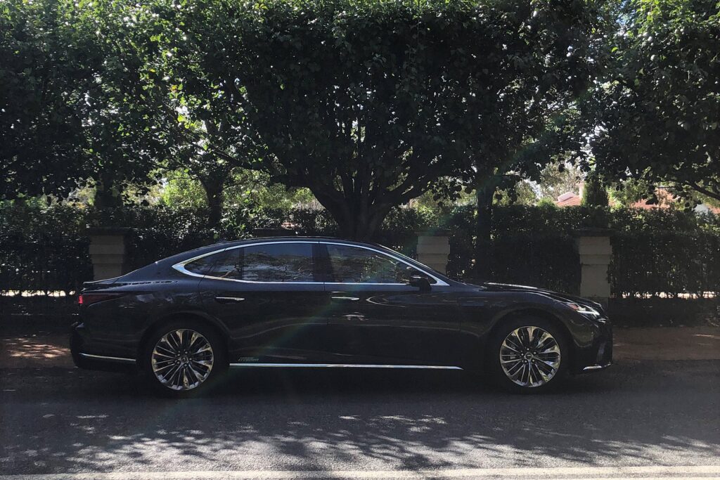 Lexus LS 500 h and LS 500 2023 Review - Motoring Minute