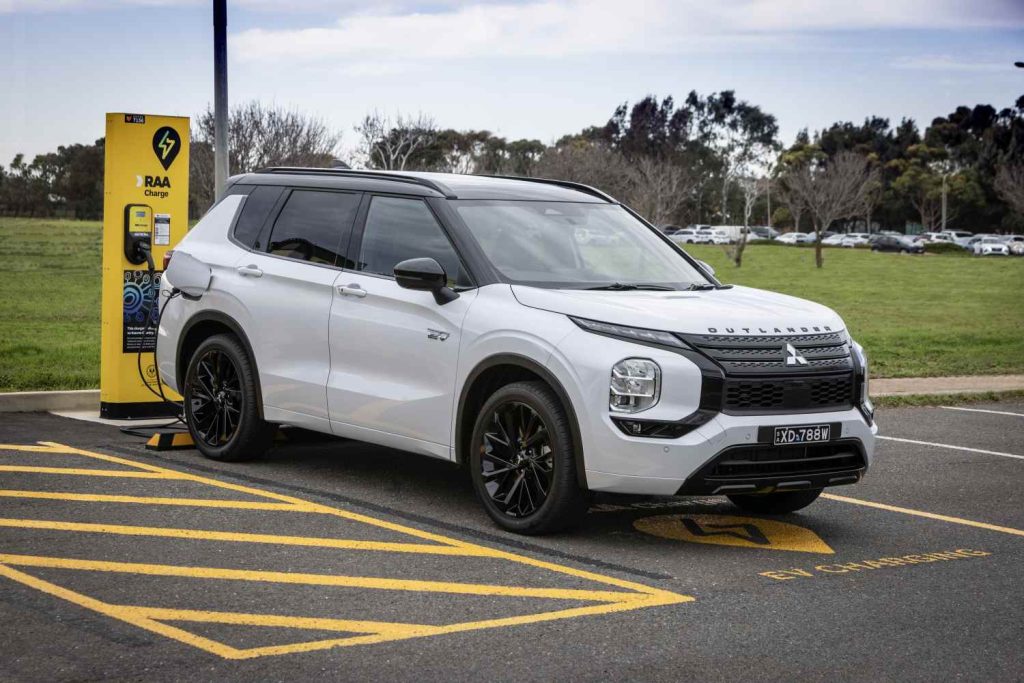 Mitsubishi Outlander PHEV GSR driven for 2025 - Motoring Minute