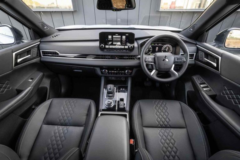 Mitsubishi Outlander PHEV GSR driven for 2025 - Motoring Minute