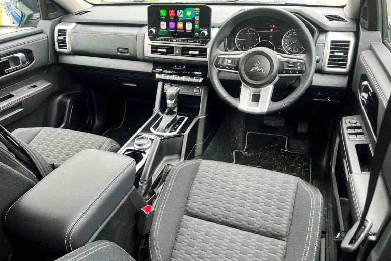 Mitsubishi Triton Tray back Dual Cab 4WD Ute. - Motoring Minute