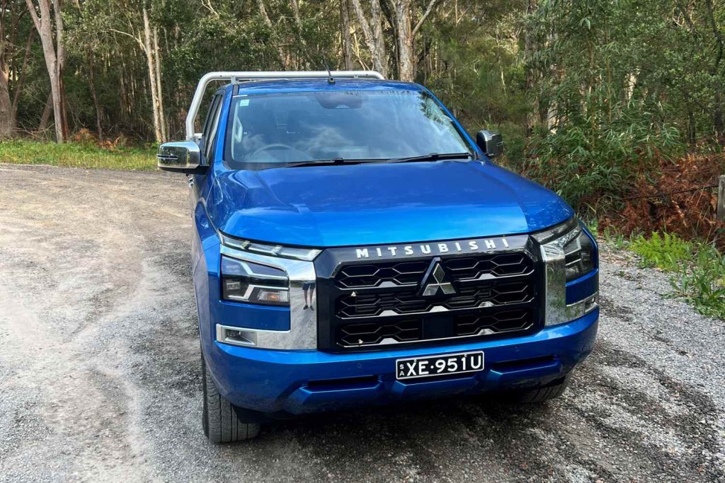 Mitsubishi Triton Tray back Dual Cab 4WD Ute. - Motoring Minute